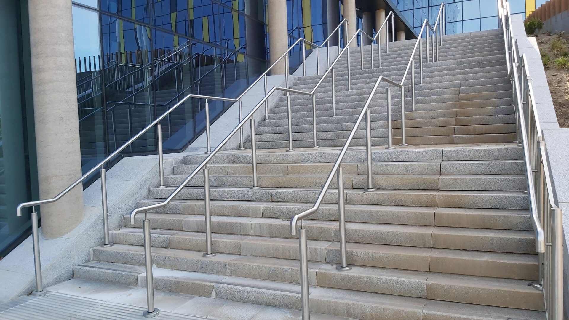 How do stair widths influence balustrade design? - Delta Balustrades